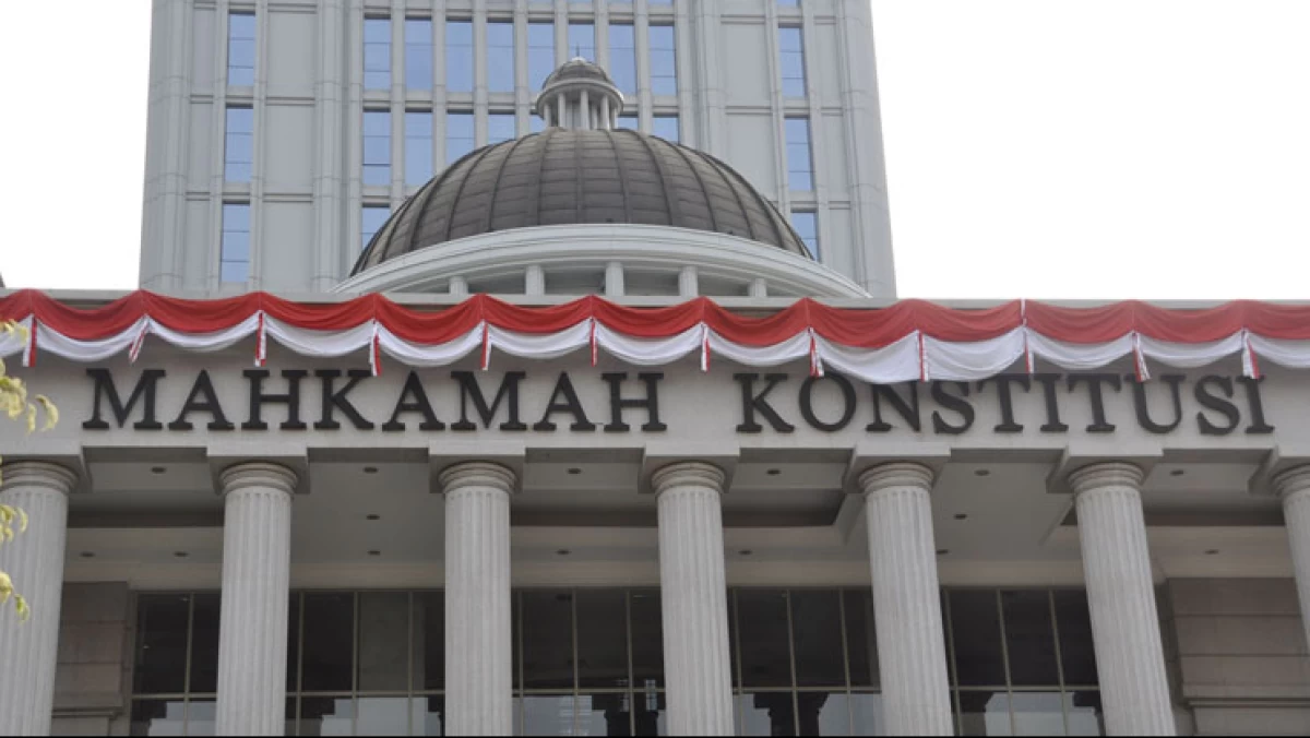 Mahkamah Konstitusi dan Rangkaian Putusan Janggalnya