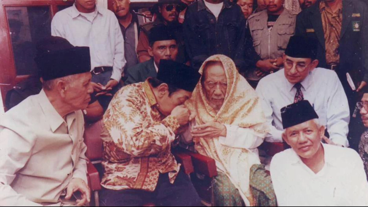 Kesunahan Mencium Tangan Ulama, Ini Dalilnya